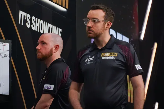 PDC referee stops match to shout at crowd as Stephen Bunting releases ...